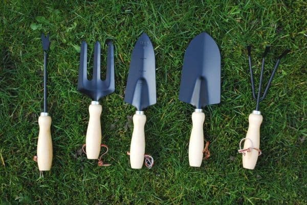 10 Tools for Digging in Tight Spaces (Read This First!) - UpHomely